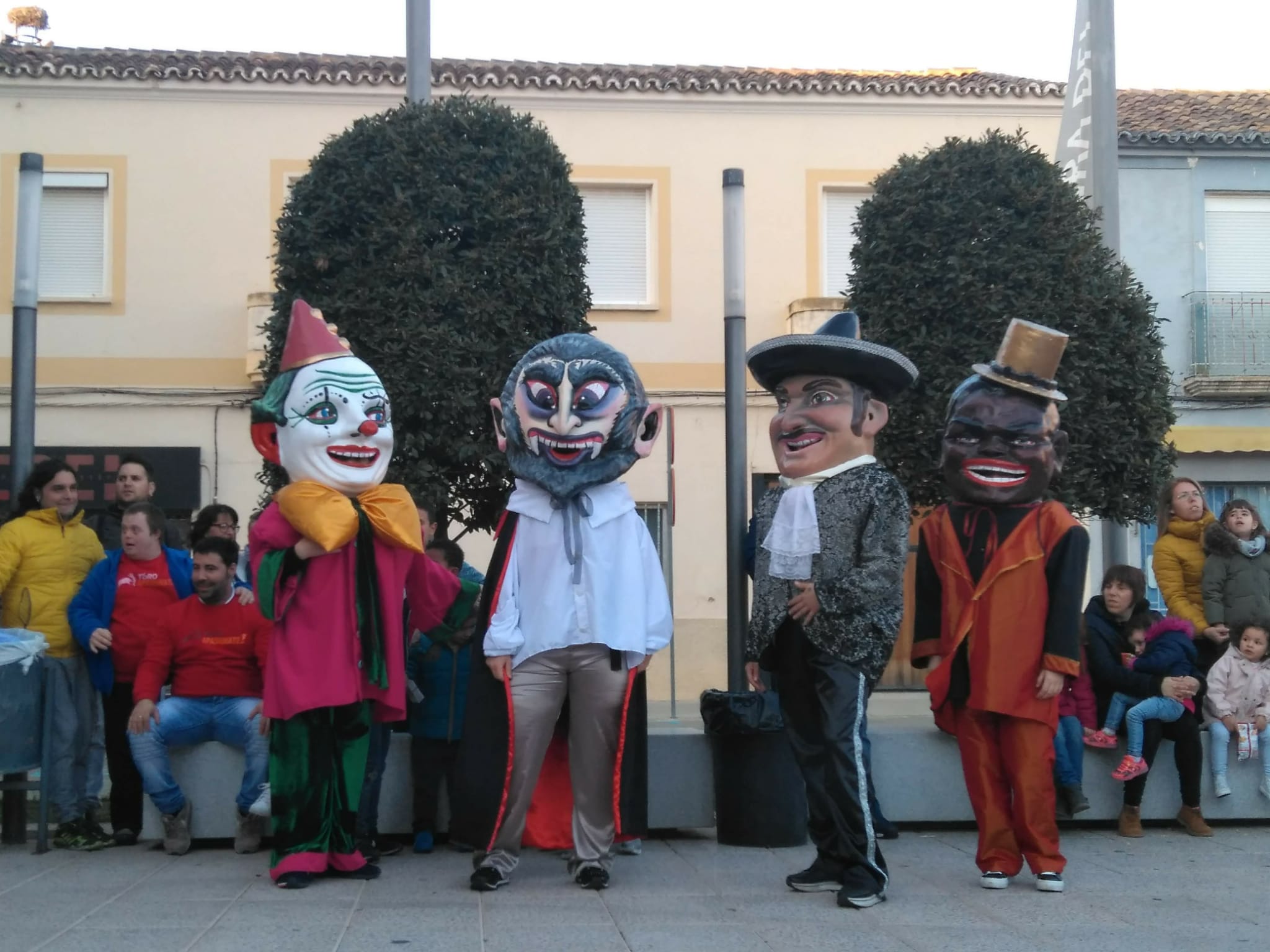 Restauración cabezudos de Castejon - Gigantes Platero - Constructor de ...